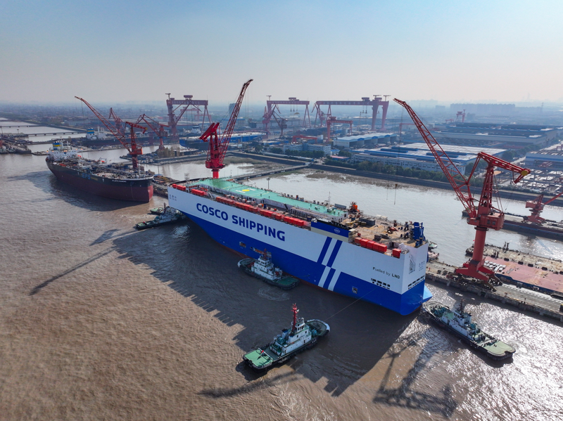 汽车运输船出坞